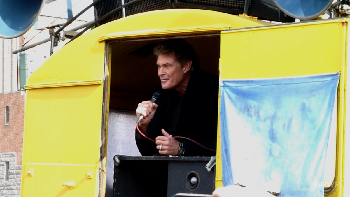 David Hasselhoff tries to save the Berlin Wall - In A Berlin Minute ...
